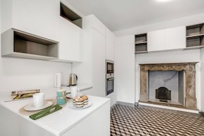 Apartamento Standard, 1 quarto (Deluxe Flat Lugano) | Cozinha privada | Um frigorífico, um micro-ondas, um forno, uma placa de cozinha