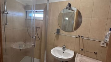 Apartamento (Three Bedroom Apartment) | Casa de banho | Um polibã, toalhas fornecidas