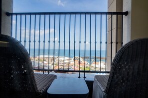 Apartamento, 1 quarto, vista para o mar | Minibar, secretária, Wi-fi grátis 