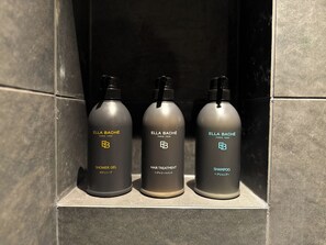 Chuveiro/banheira combinados, secador de cabelo, chinelos 