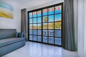 Dúplex Familiar, varanda, vista para o jardim | Sala de estar