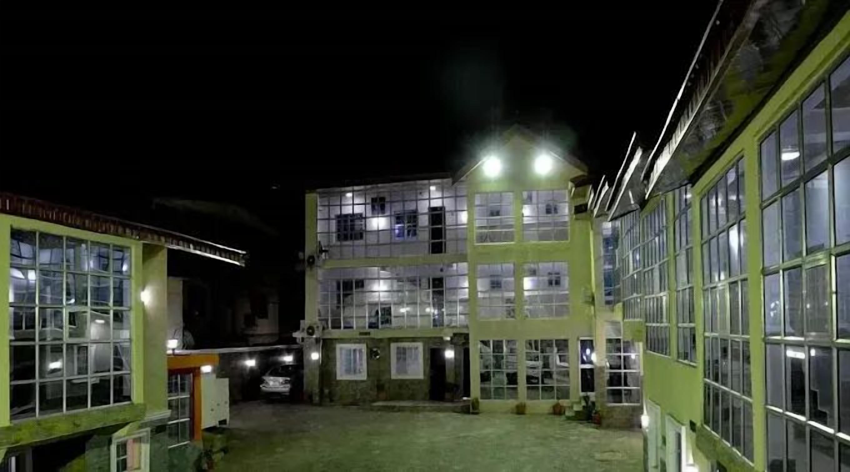 Fachada da propriedade à noite