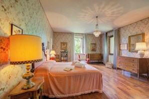 Vila standard, 4 quartos, 2 banheiros (Villa Fiora Tra Le Colline E Il Lago) | 4 quartos, ferros/tábuas de passar roupa, Wi-Fi de cortesia