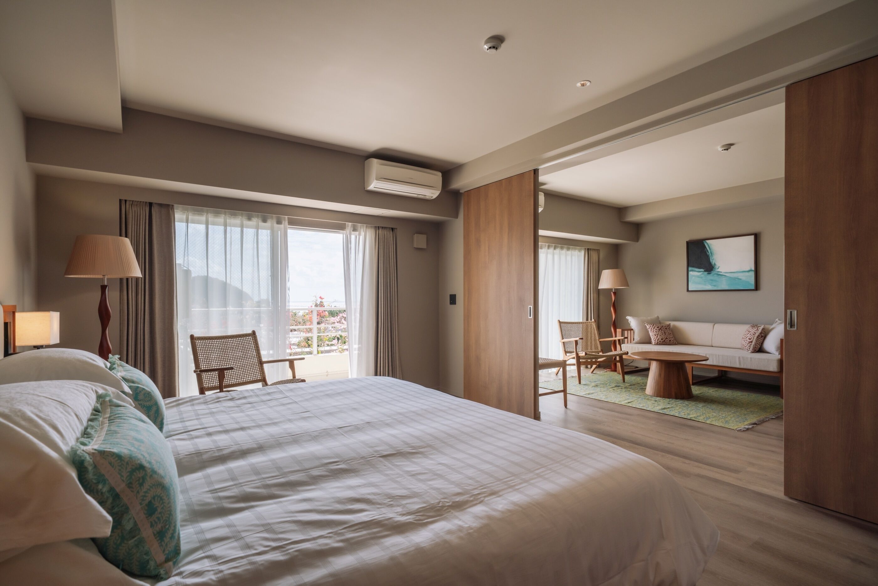 Suíte, sacada (1 King bed & 1 Rollaway bed) | Wi-Fi de cortesia