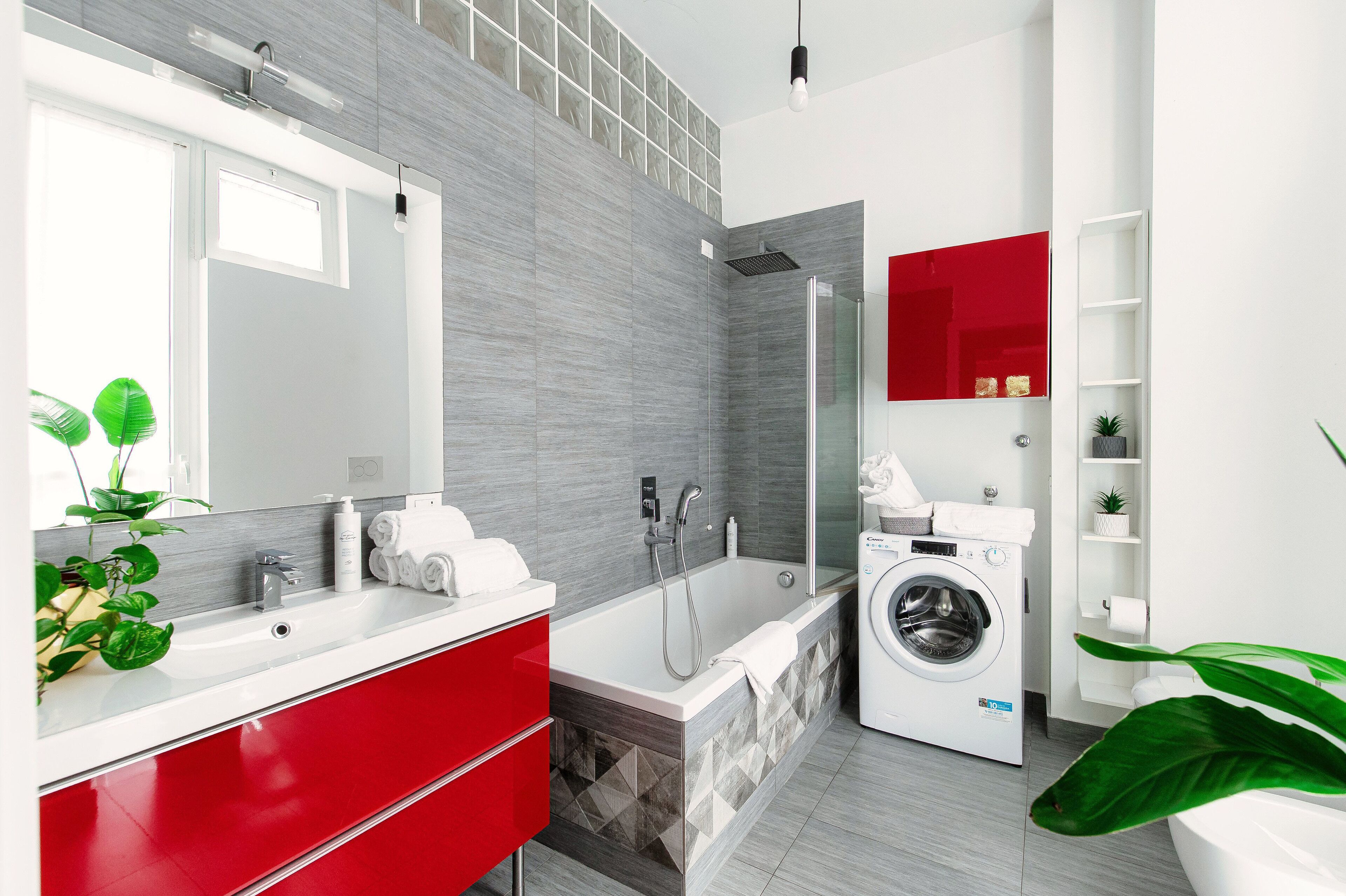 Apartamento | Casa de banho | Um polibã, artigos de higiene pessoal grátis, um secador de cabelo 