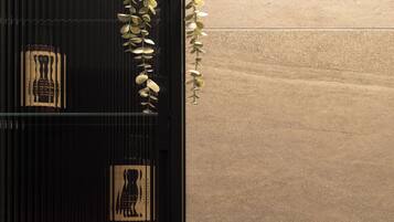 Um banheiro com toucador preto, porta-toalhas e planta decorativa.