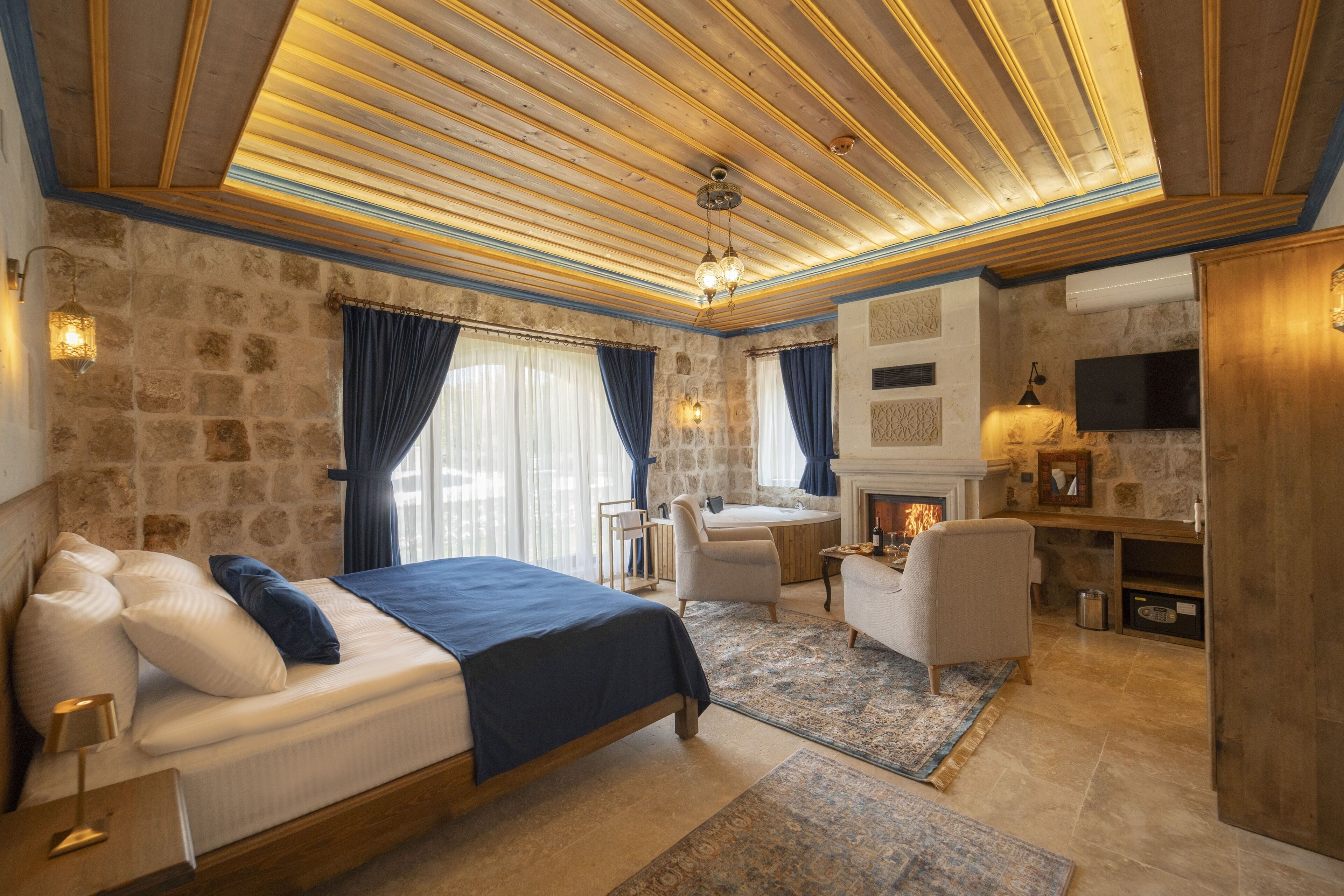 Suite Deluxe, vista para o jardim | Cofre no quarto, cortinas/cortinados opacos, quartos insonorizados 