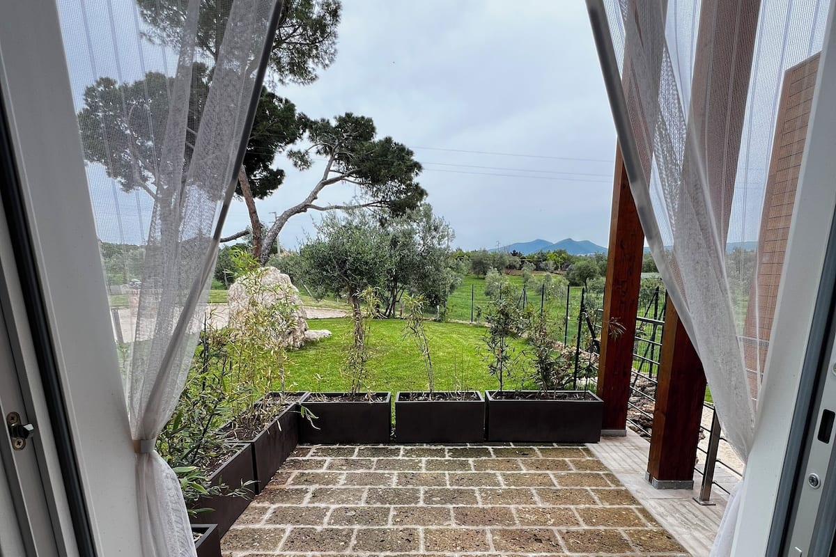 Villa Superior, vista para a piscina | Secretária, secretária adequada para computadores portáteis