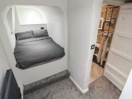 1 quarto, com decoração personalizada, com mobília individualizada 