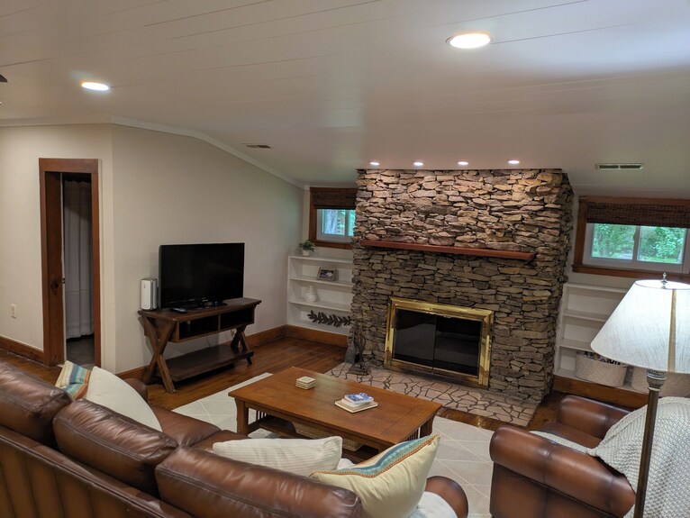 Riverfront Property 3 Bedrooms 2 Bathrooms Wi-fi Free Pool Access And Large Yard - Townsend, TN
