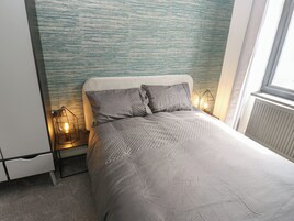 2 quartos, com decoração personalizada, com mobília individualizada 