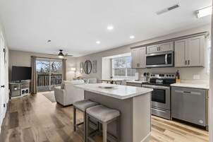 Condo, várias camas, sacada, vista para a montanha (Modern Comfort Retreat) | Parte interna