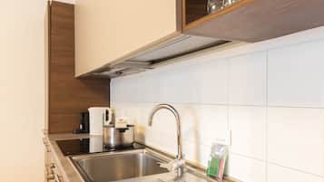 Apartamento, 4 quartos, sacada | Cozinha privada | Geladeira, fogão, cooktop, lava-louças