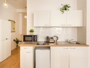 Apartamento, Vista para a cidade | Cozinha privada | Uma cadeira de bebé