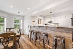 Apartamento em Condomínio Fechado, várias camas, varanda (Ozark Mountain Oasis) | Restaurantes