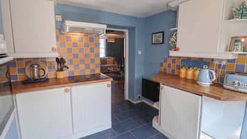 Uma máquina de lavar louça, utensílios de cozinha