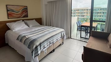 Estúdio luxo, varanda coberta, vista para a piscina | Camas Select Comfort, camas extras/dobráveis, Wi-Fi de cortesia