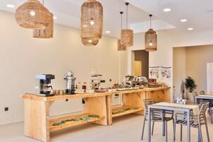 Café da manhã com buffet grátis todos os dias