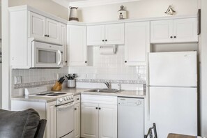 Apartamento em Condomínio Fechado, 1 cama king-size e sofá-cama, varanda (Sweet Serenity) | Cozinha privada | Um frigorífico, um micro-ondas, um forno, uma placa de cozinha