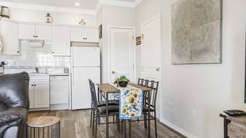 Apartamento em Condomínio Fechado, 1 cama king-size e sofá-cama, varanda (Sweet Serenity) | Restaurantes