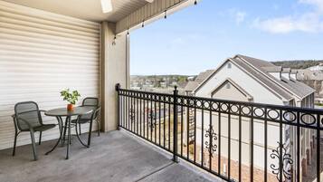 Apartamento em Condomínio Fechado, 1 cama king-size e sofá-cama, varanda (Sweet Serenity) | Refeições ao ar livre