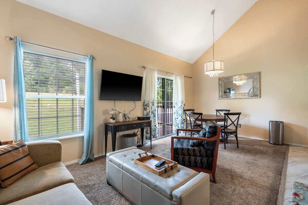 Warm Welcome Getaway Resort Stay For 6 With Amenities Near Downtown - Table Rock Lake