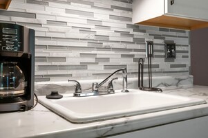 Condo, várias camas, sacada, vista para o jardim (Warm Welcome Getaway) | Cozinha privada | Geladeira, micro-ondas, fogão, cooktop