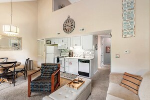 Condo, várias camas, sacada, vista para o jardim (Warm Welcome Getaway) | Área de estar | TV de tela plana 42 polegadas com canais digitais