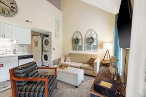 Condo, várias camas, sacada, vista para o jardim (Warm Welcome Getaway) | Área de estar | TV de tela plana 42 polegadas com canais digitais