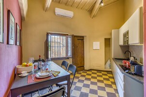 Apartamento família, vários quartos, ao lado da montanha (Romantic Apartment In Chianti) | Cozinha privada | Geladeira, micro-ondas, cooktop, lava-louças