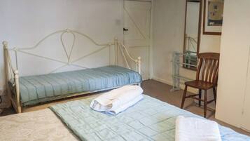 2 quartos, com decoração personalizada, com mobília individualizada