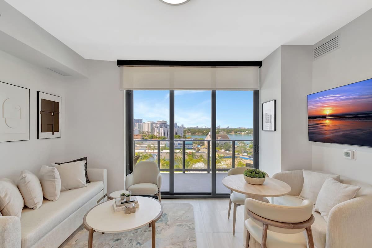 Apartamento de Luxo em Condomínio Fechado, 2 quartos | Sala de estar | Smart TV