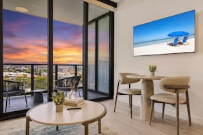 Apartamento de Luxo em Condomínio Fechado, Vista para a cidade | Sala de estar | Smart TV