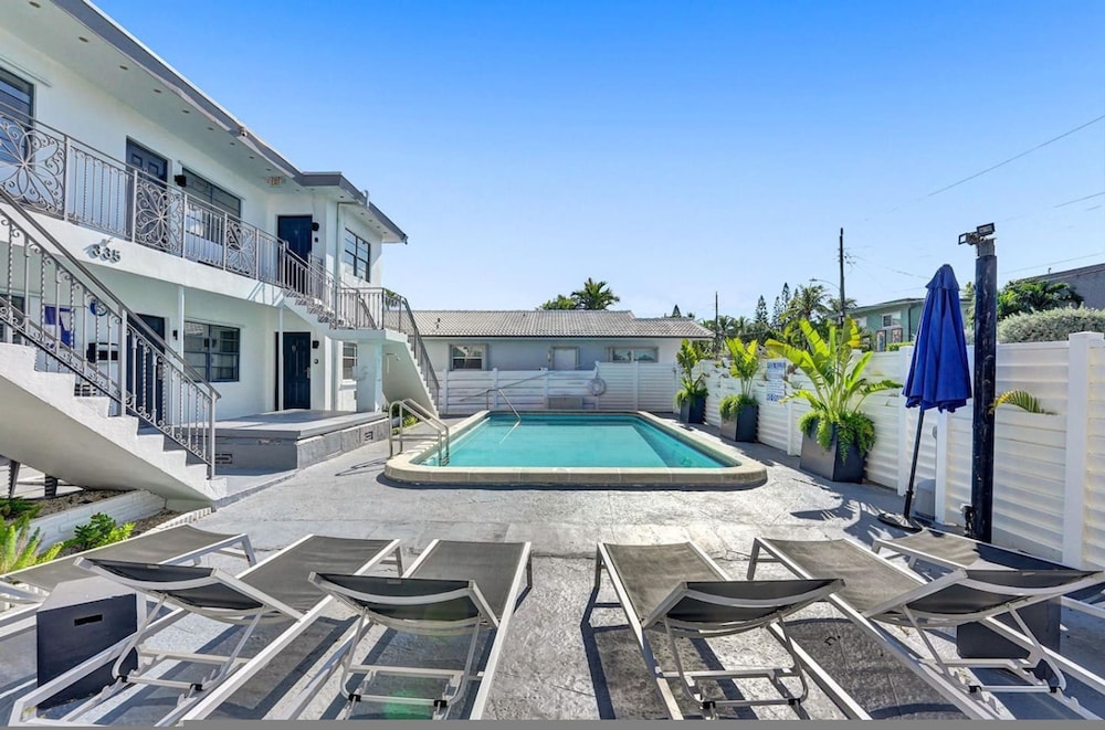 Lovely 1- Bedroom Rental Unit With Pool - Hollywood, FL