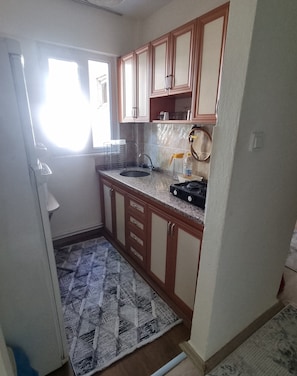 Apartamento, 2 quartos, varanda, vista para o mar | Cozinha privada | Um frigorífico/congelador grande, uma placa de cozinha