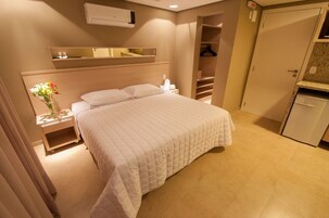 Quarto duplo luxo | Frigobar, espaço de trabalho para notebook, Wi-Fi de cortesia