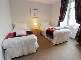 2 quartos, com decoração personalizada, com mobília individualizada 