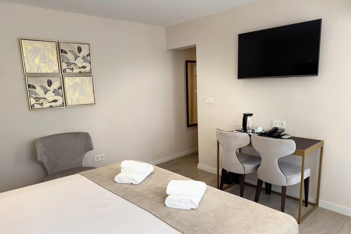 Quarto casal premium | Frigobar, cofres nos quartos, escrivaninha, cortinas blackout