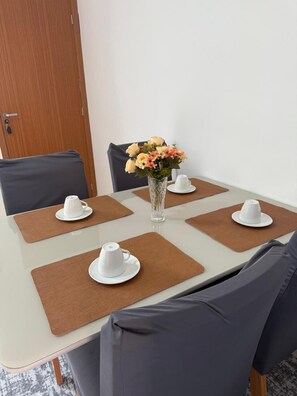 Apartamento, Vista para a cidade | Sala de jantar