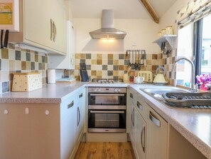 Casa de Campo | Cozinha privada | Uma máquina de lavar louça, utensílios de cozinha