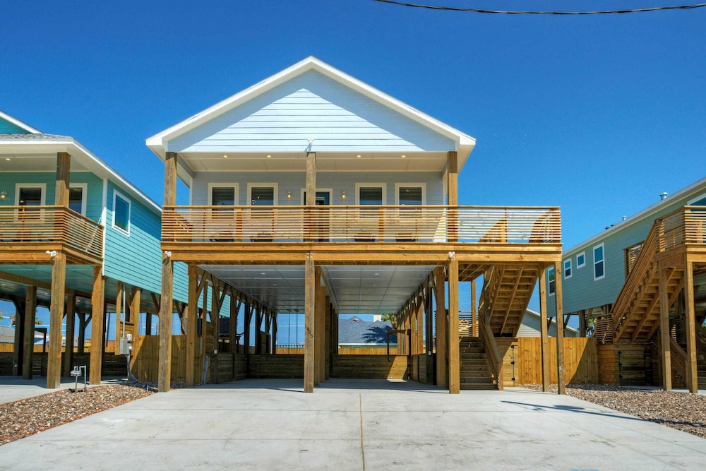 Deja Blue Coastal Retreat W/ Pool, Firepit, Bbq & Outdoor Tv Lounge - Port Aransas, TX