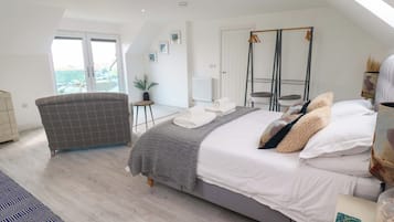 4 quartos, com decoração personalizada, com mobília individualizada