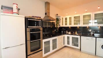 Casa de Campo | Cozinha privada | Uma máquina de lavar louça, utensílios de cozinha