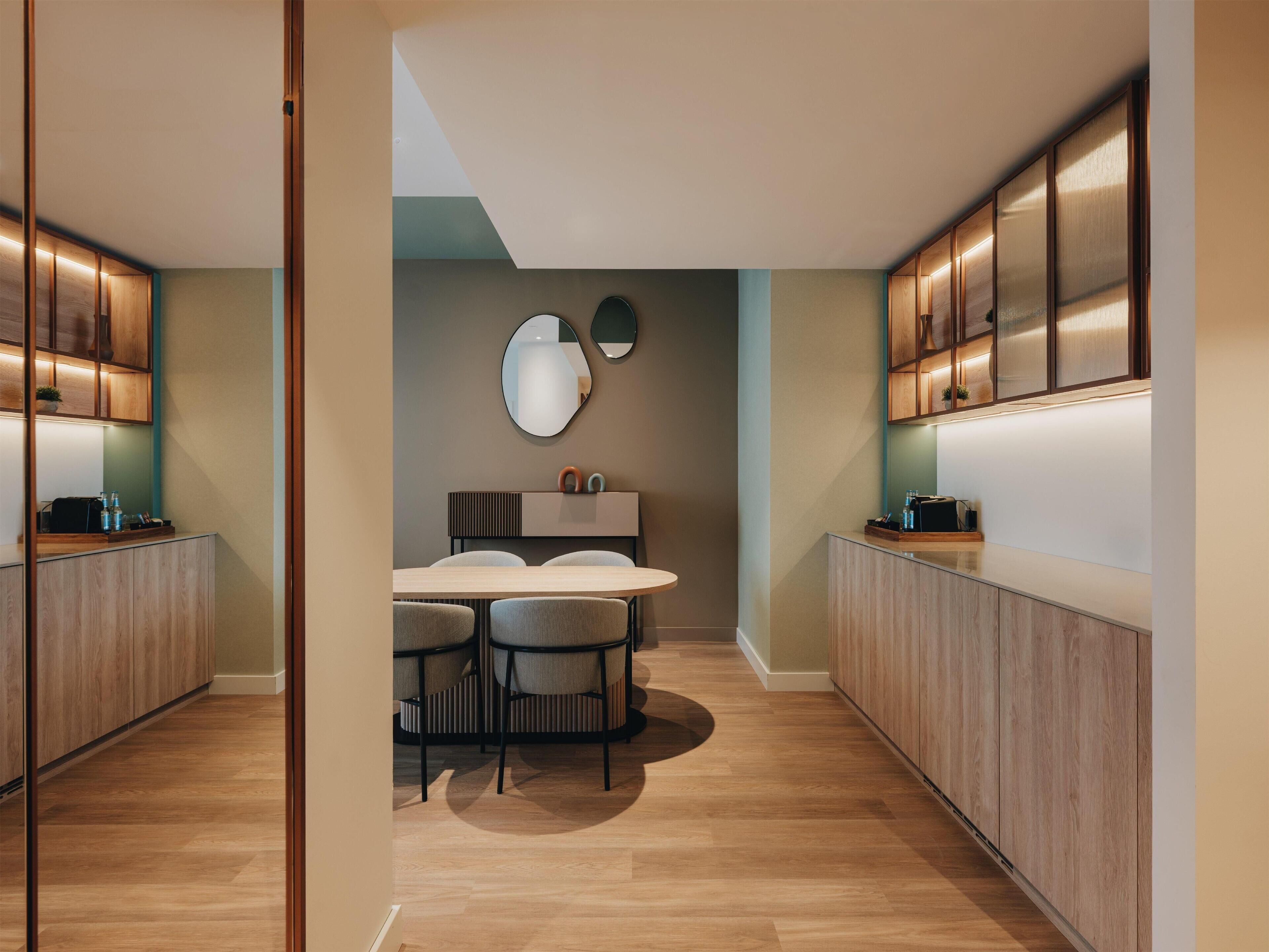 Suite, 1 quarto | Cofre com capacidade para portátil, secretária 