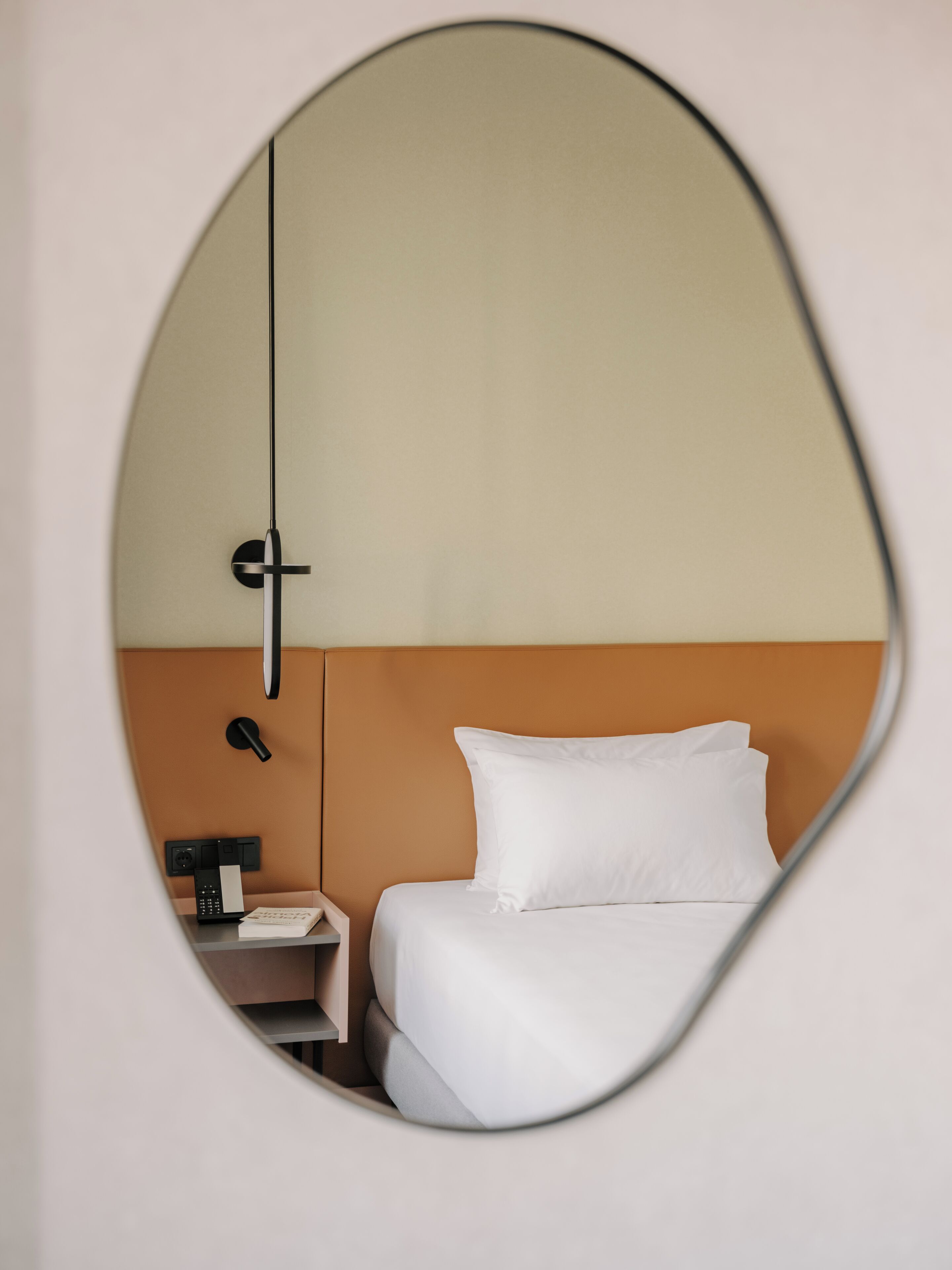 Cofre com capacidade para portátil, secretária 