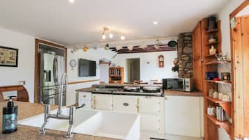 Uma máquina de lavar louça, utensílios de cozinha