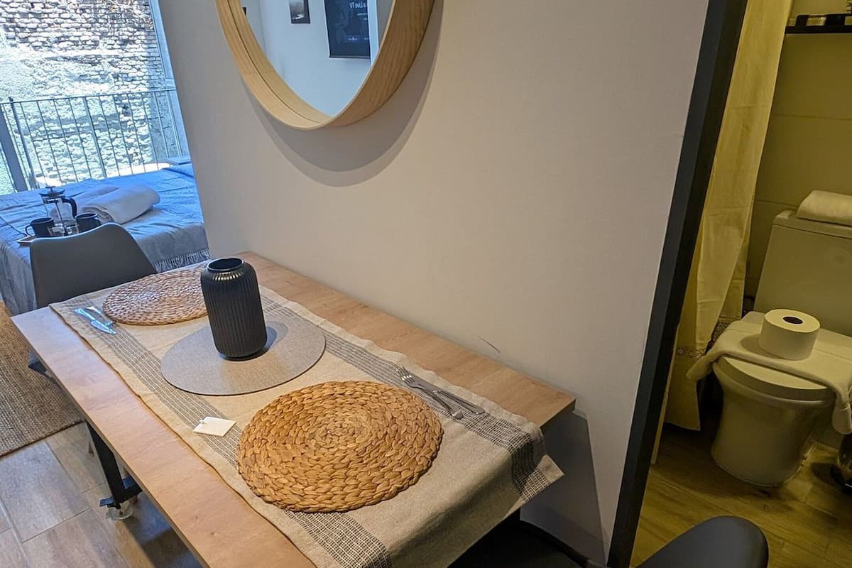 Apartamento Deluxe | Roupa de alta qualidade, edredões de penas, ferro/tábua de engomar