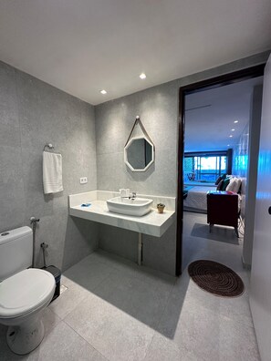 Quarto Familiar | Casa de banho | Um polibã, artigos de higiene pessoal grátis