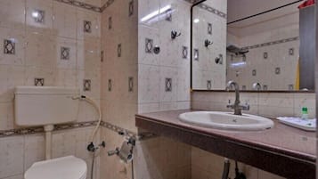 Quarto Deluxe, ar condicionado, Vista para a cidade | Casa de banho | Toalhas fornecidas, sabão, champô, papel higiénico