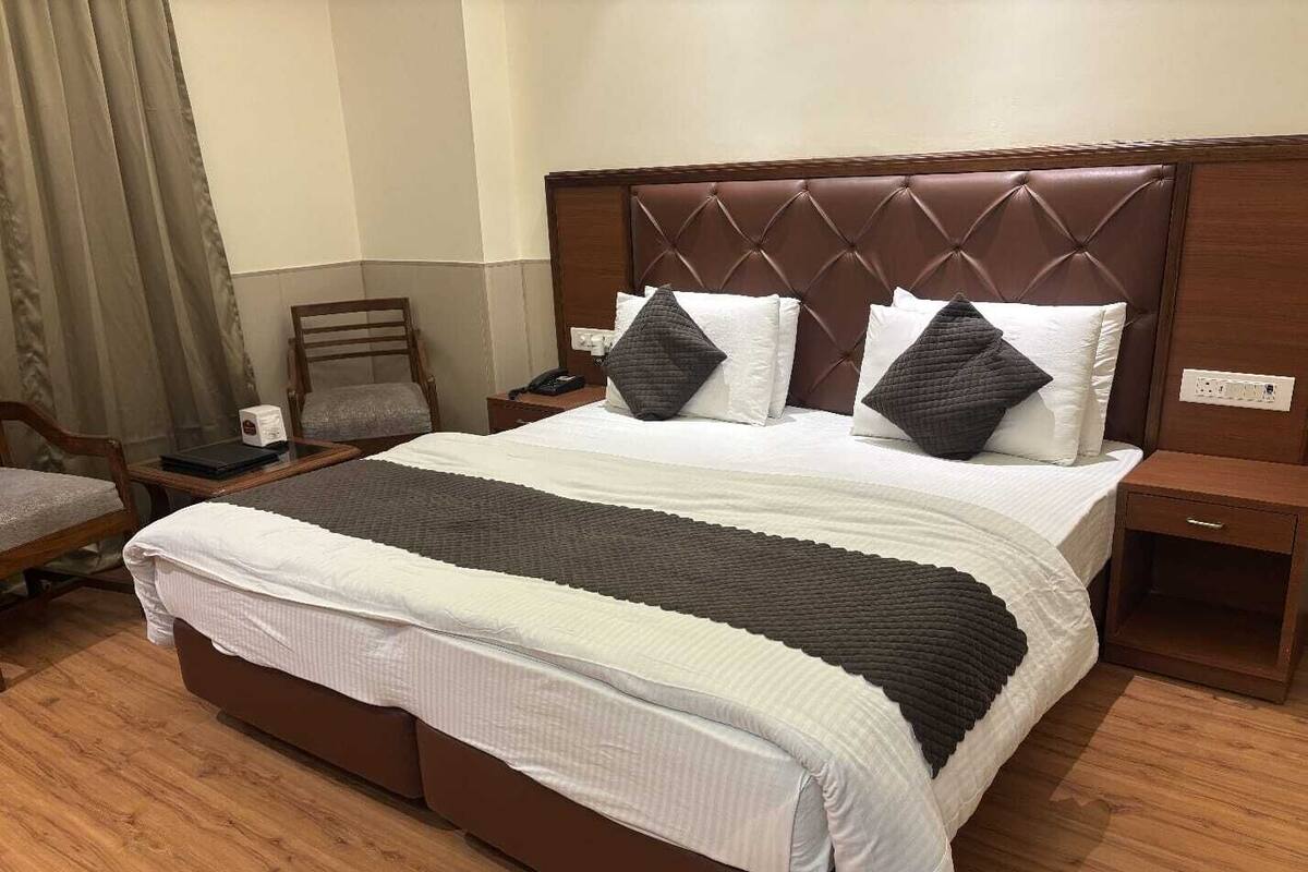 Quarto Deluxe, 1 cama king-size, ar condicionado | Secretária, secretária adequada para computadores portáteis